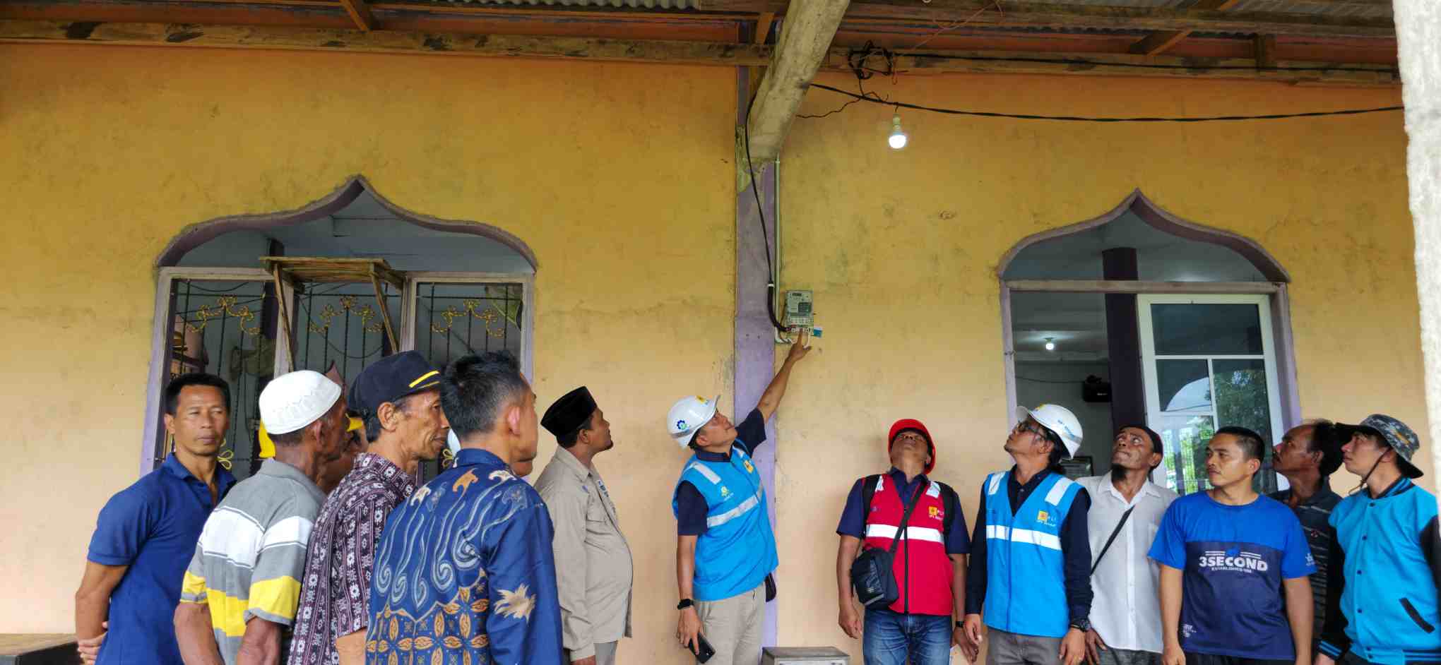 PLN Hadirkan Terang, 230 Keluarga Dusun Terpencil di Pelangiran Inhil ...